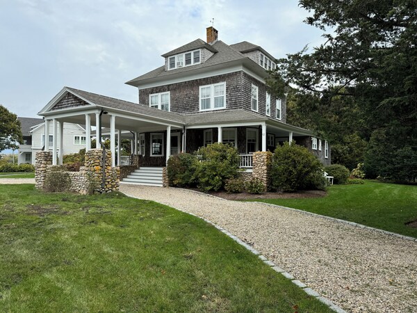 Gorgeous Spacious Victorian Cape Code Beach View Retreat - Old Silver Beach, MA
