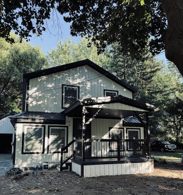 Beautiful 5-bedroom2.5 Bath Home In Downtown!  Minutes From Shops & Restaurants. - Coldwater, MI