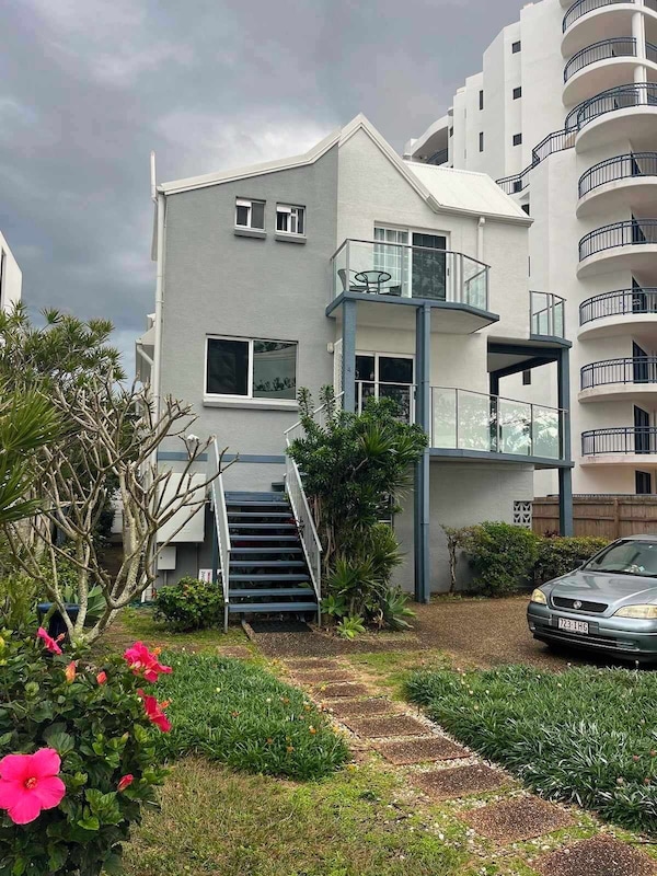Peace & Quiet With Absolute Water Front Ocean Views. Wifi And Air Con. - Golden Beach