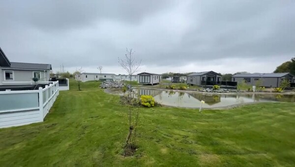 Relax At Our Lodge With A Hot Tub And Breathtaking Views Your Perfect Escape! - Skegness