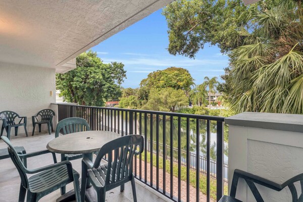 Close To Elevator And Resort And Pool Views! - Naples, FL