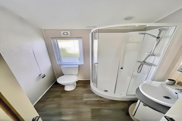 Cozy Home Away From Home 3 Bed Lodge With A Hot Tub @ 101 Windsor Pendine Sands. - Tenby