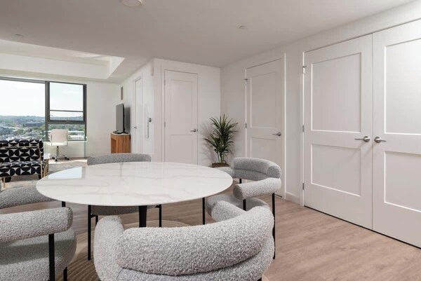 Upscale 1br Near Mit Harvard With Parking! - Mission Hill - Boston