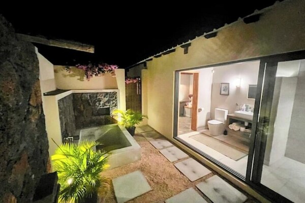 Vanilla Lodge Private Secluded External Shower And Bathtub. - Mauritius