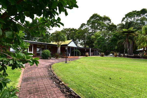 Large Secluded Family Home. Pet & Children Friendly, Pool, Fire Pit. Wildlife, - Maleny
