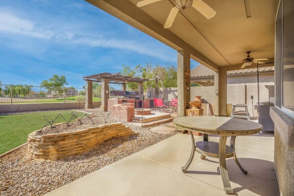 Family Fun Retreat! Themed Rooms, Bbq & Golf Course! - Arizona