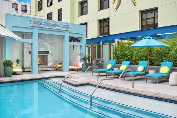 Authentic Beach Experience Room W/ Lively Pool Bar, Onsite Parking Available - La Mesa, CA