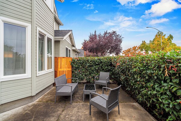 Roxyann Modern: Spacious Open Floorplan, Extended Stay, Luxury Townhome! - Medford, OR