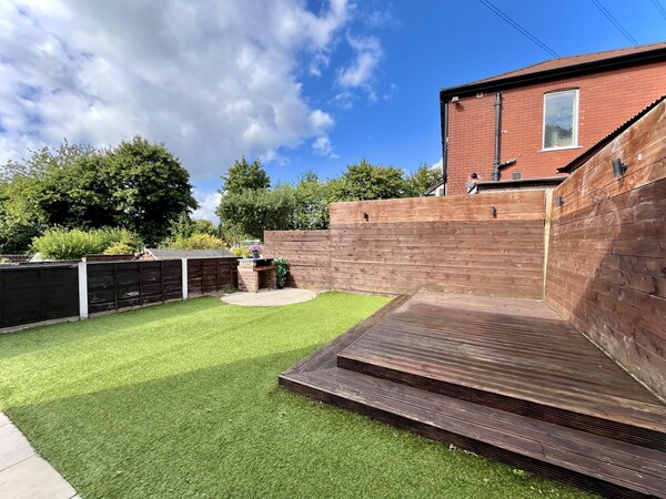 Stylish 3-bed Home In Prestwich With Free Parking - Bury