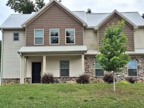 Spacious 4 Br (5 Beds) 2.5 Bath Home In Newnan Ga\n - Newnan, GA