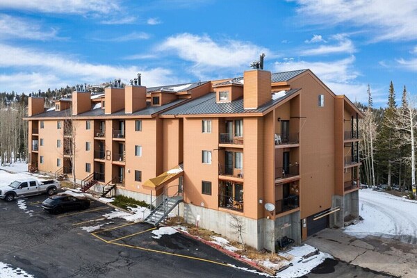 Charming Condo Near Navajo Lift - Brian Head, UT