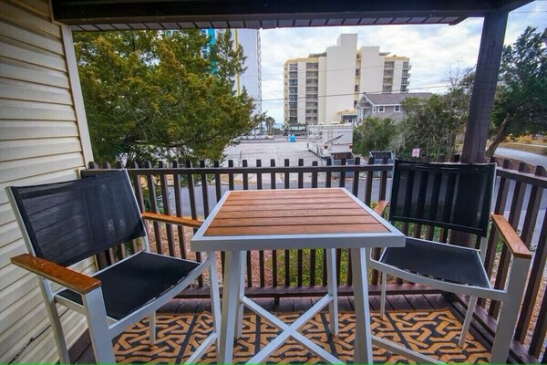 North Myrtle Retreat, 2bd 2ba Apartment In 3unit Building 1-block From The Beach - North Myrtle Beach, SC