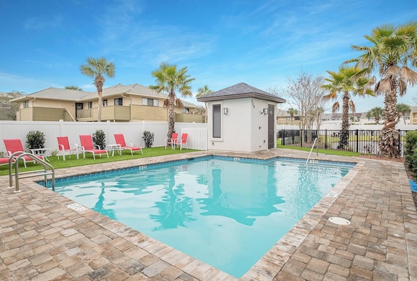 Grand Vista Chateau With Low-speed Vehicle, Heated Pool, And Cornhole Field - Destin, FL