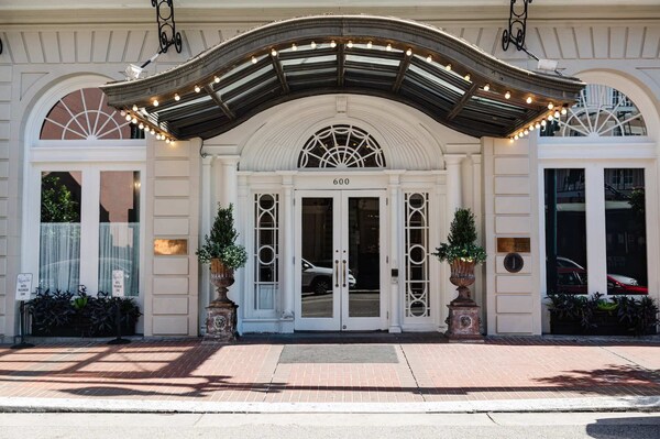 The Lafayette By Kasa | Queen Room - Mardi Gras New Orleans