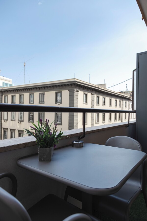 Located Within Walking Distance Of The Subway And Historic Center - Torre del Greco
