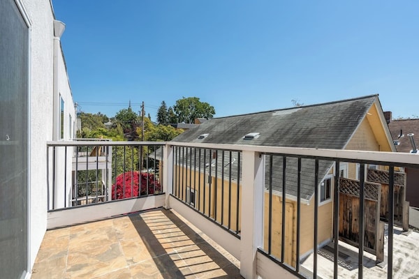 Spacious 2br/2ba Apt Nr Uc Berkeley W/free Parking - Berkeley, CA