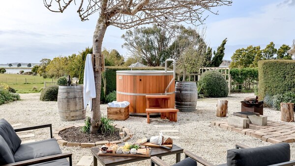 Chateau Clarence Luxurious Waterfront Retreat - Tasmania