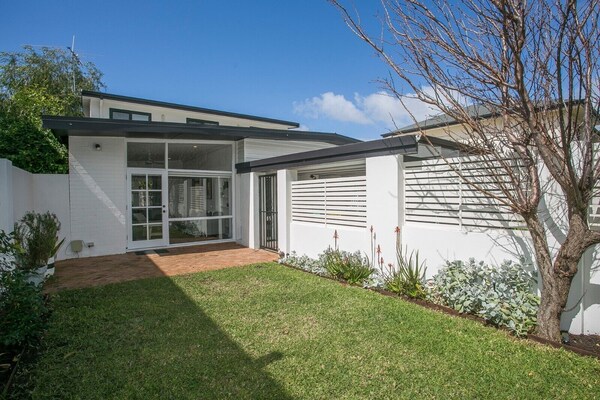 2br Coastal Haven With Space To Move - Claremont