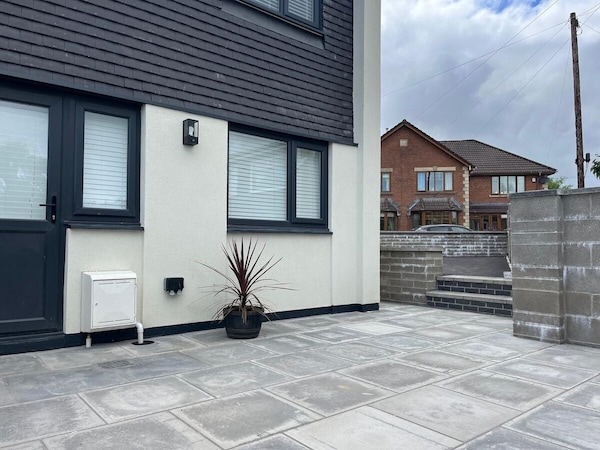 Uber Stylish 3 Bedroom Home With Off Road Parking - Merthyr Tydfil