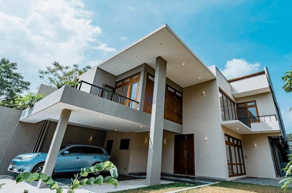 4-bedroom Bungalow In Lovely Thalawathugoda With Wifi, Ac - Colombo