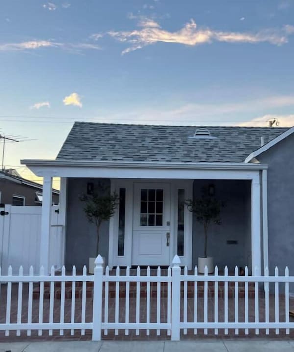 Coastal Island Cottage, Walk To The Beach And Walking Paths Along The Waterfront - Cypress, CA