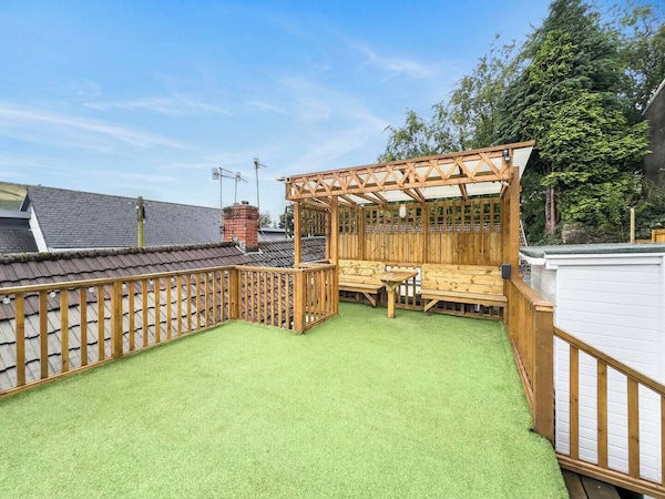 Dashing And Distinctive Dwelling W/ Rooftop Garden - South Wales