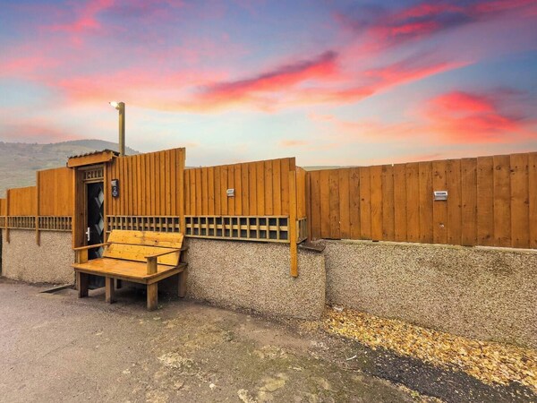 Kinky Kabin W/ Hot Tub, Sauna And Rooftop Garden - South Wales