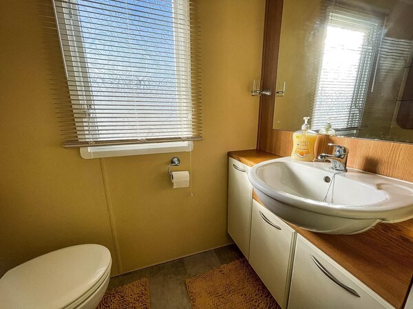 Homely 6 Berth Caravan In Essex At St Osyth Beach Holiday Park Ref 28021gc - Clacton-on-Sea