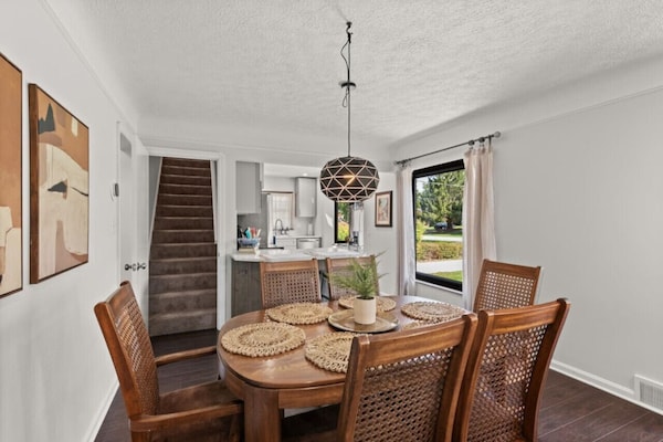 Luxury Cleveland Home W/ Fitness Equipment & Yard - Brunswick, OH