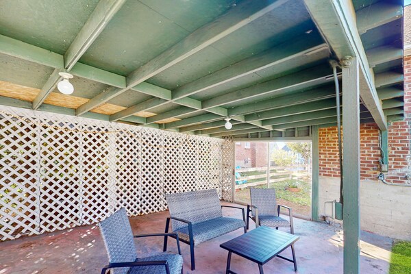Charming 3 Story Home, With A W/d & Wifi, Located Near Seattle-bremerton Ferry - Silverdale, WA