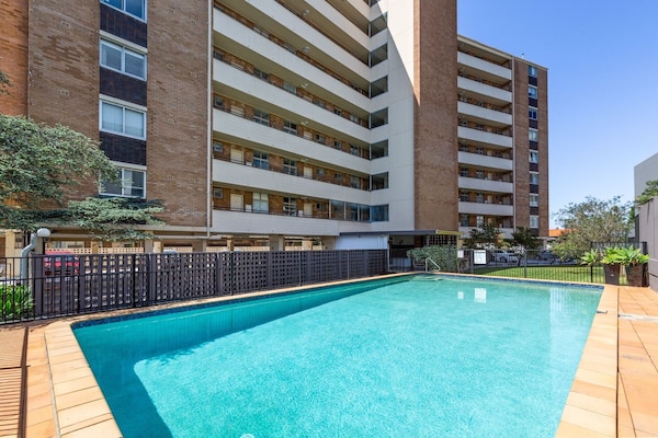 Bright 1-bed With Balcony & Swimming Pool - Crows Nest