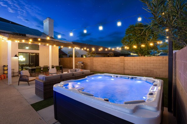 Glendale Nights- Pool, Hot Tub, Puttputt, Foosball - 