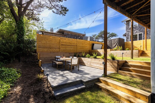 Royal Canoe By Avantstay | Walk To The Shore + Private Yard - Arch Cape, OR