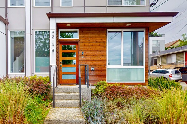 Modern, Urban Townhome With Rooftop Patio Views, Gas Grill And Fire Pit - Seattle, WA