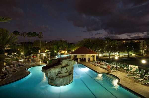 Amazing Family Retreat Close To Seaworld | Three Suites W/ Living Area - キシミー, FL