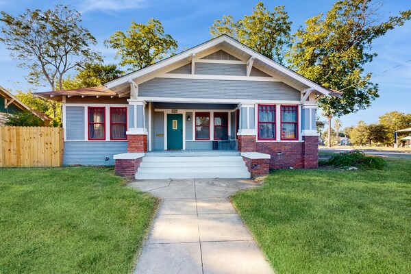 Charming San Antonio Bungalow Close To Downtown W/ Washer/dryer - San Antonio, TX