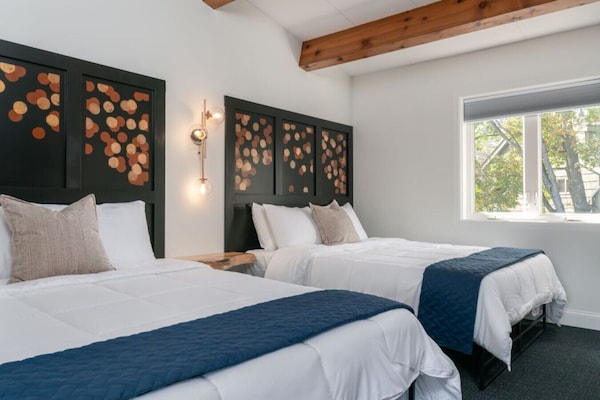 Lincoln Boutique Motel -Two Queens Upper #10 - Ellicottville, NY