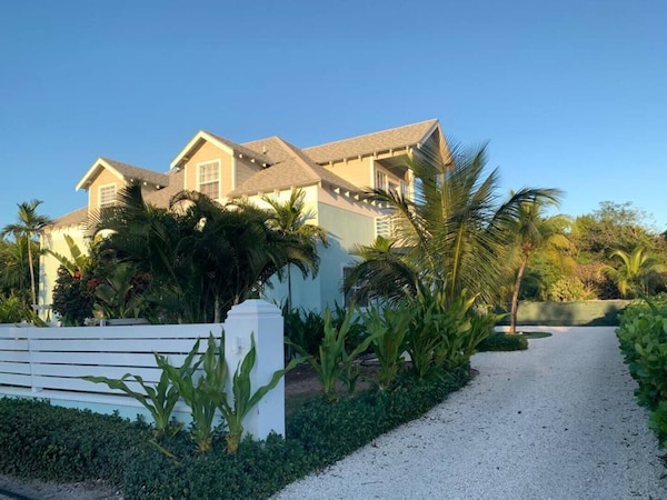 Coastal 4 Bed/2 Bath Townhouse Near Beach - ナッソー
