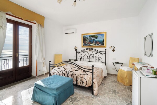 Bed And Breakfast 'Camera Ravello Con Vista Mare' With Sea View, Wi-fi And Air Conditioning - Ravello