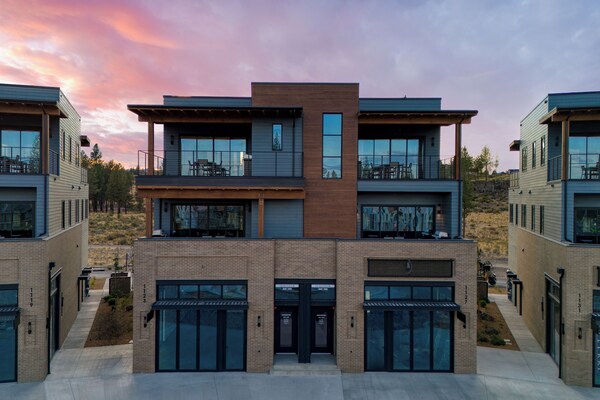 1127 Aerie #300 | Mountain View + Hot Tub - Bend, OR