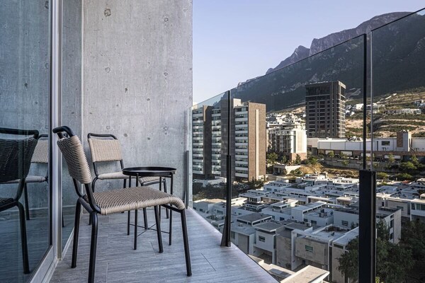 Modern Stay W/ Pool, Balcony & Mountain Views - Nuevo Leon
