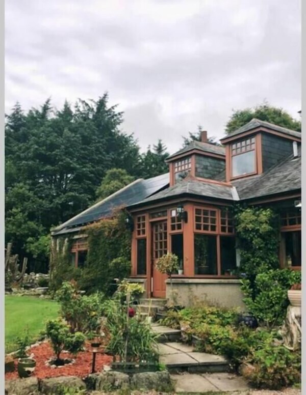 Idyllic Countryside Haven With Lush Landscape, Manicured Garden, Pond And Stream - Stonehaven