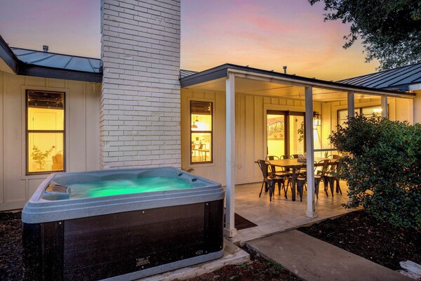 Home & Vine - Hot Tub, Fire Pit & Outdoor Oasis - Fredericksburg, TX