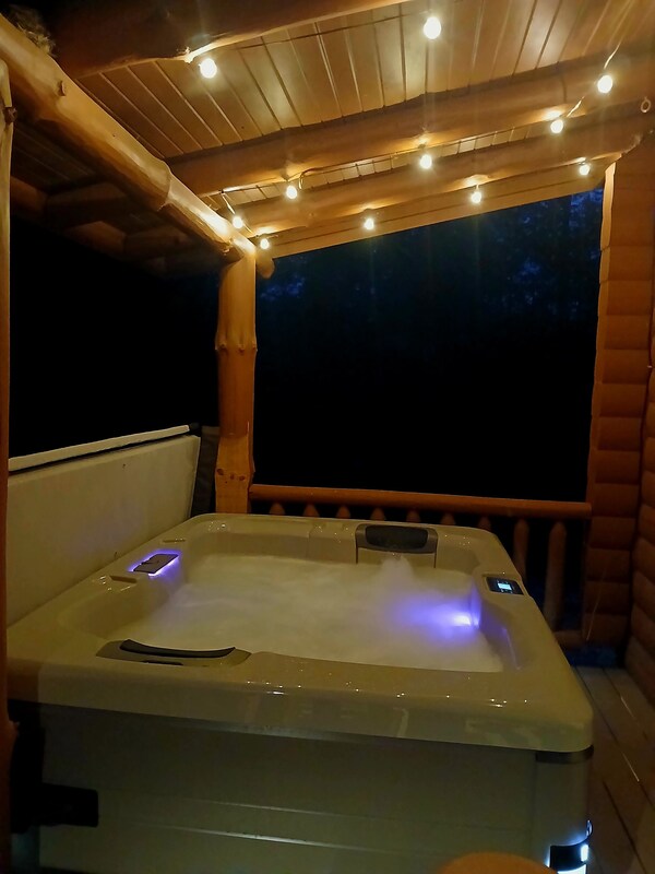 Cozy Cabin In Honey Brook,pa With Hot Tub, Jacuzzi, Large Outdoor Deck And More! - Honey Brook, PA