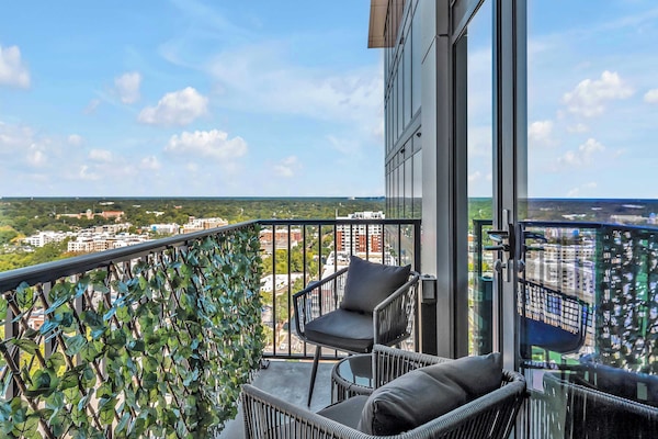 High-rise Apt Raleigh Free Parking & Sunset View 2 - Raleigh, NC