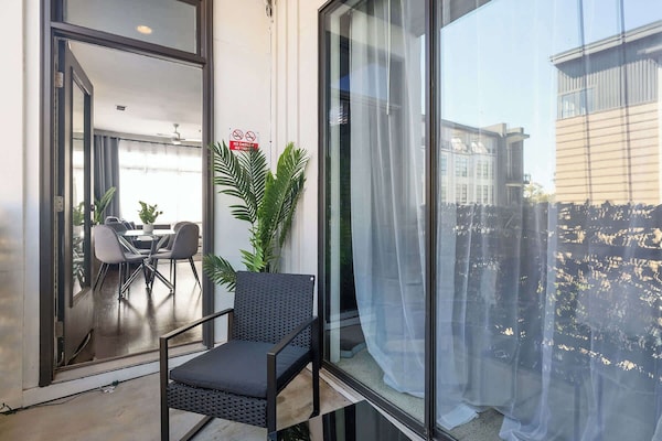 Spacious 2bd With Private Balcony And Free Parking 2 - Charlotte, NC