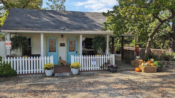 Hot Tub, Near Bar, Coffee Truck, Massage, Dining - Eureka Springs, AR