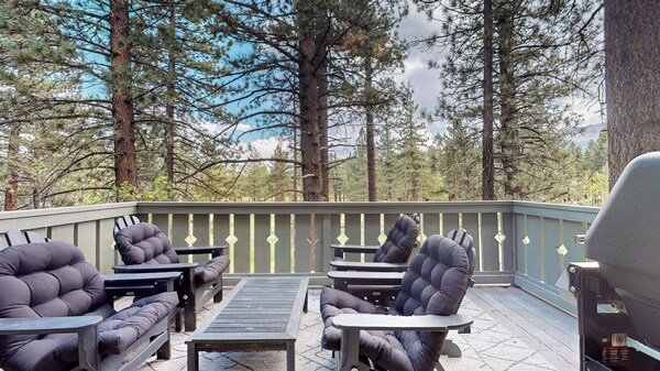 Stunning & Luxurious, 2 Primary Suites, On Golf Course. Hot Tub & Gas Grill - Mammoth Lakes, CA