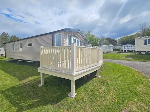 Freesia 3 Bedroom Modern Caravan Rockley Park, Poole Harbour, Dorset. Dogs Free. - Swanage
