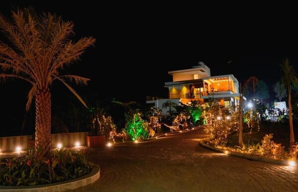 2.5 Acres,5 Luxury Rooms,master Suite With Bathtub,pool,kids Area ,Lawn. - Bengaluru
